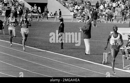 Kenyan Olympic 1500 meters favorite Noah Ngeny, front right, celebrates ...