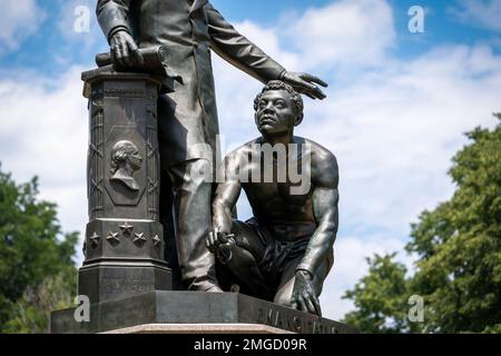 Statue of Abraham Lincoln with freed slave on the memorial to Scottish ...