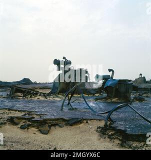 Kuwait Destroyed Burgan Oil Field - Retreating Iraqi Military set Fire ...