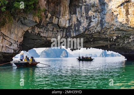HA LONG, VIETNAM - JAN 1, 2023: Ferris wheel and cable or telepheric ...
