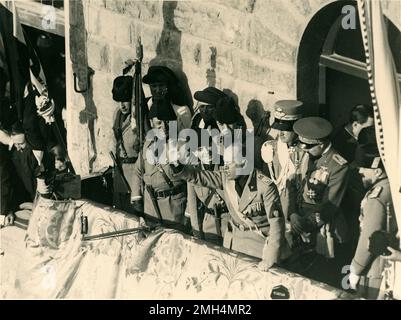 Fascismo - Duce Benito Mussolini in divisa della Milizia saluta ...