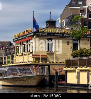 Rondvaart Koou Amsterdam canal cruise boat tour night Stock Photo - Alamy