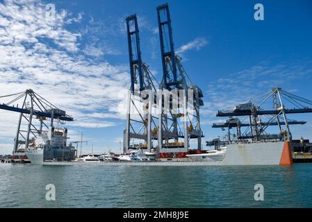"Sinking ship" Yacht transprt vessel Yacht Express loading at Ports of ...