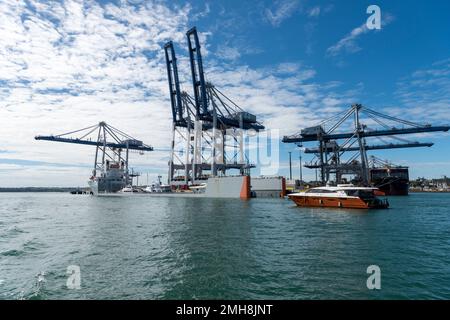 "Sinking ship" Yacht transprt vessel Yacht Express loading at Ports of ...