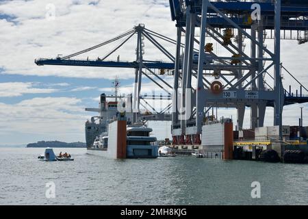 "Sinking ship" Yacht transprt vessel Yacht Express loading at Ports of ...