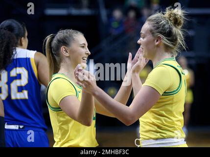 Oregon's Jaz Shelley (4) celebrates after hitting a 3-point shot ...