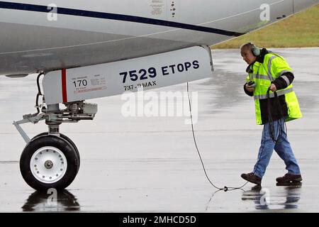 United Airlines Boeing 737 prepares for landing at Chicago O'Hare ...