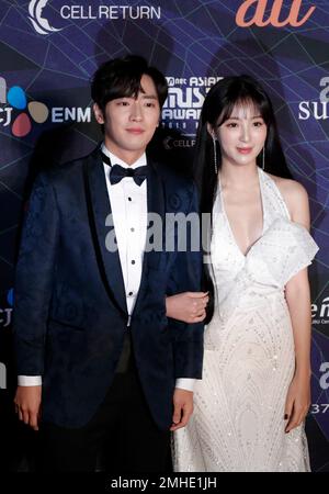 Actors Lee Sang-yeob, left, and Jung Hye-sung pose for photographers ...