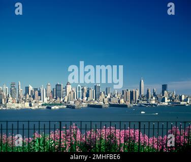 1991 HISTORICAL MIDTOWN SKYLINE MANHATTAN NEW YORK CITY USA Stock Photo ...