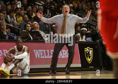 VCU head coach Mike Rhoades, right, talks with forward Sean Mobley (5 ...