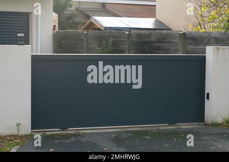 portal door modern aluminum large car gate of house in street view ...