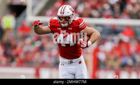 Wisconsin fullback John Chenal (44) runs against Kent State safety Dean ...