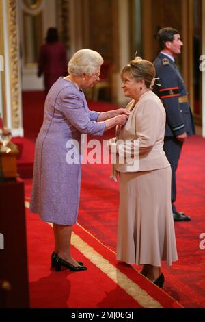 File photo dated 18/10/2007 of Sylvia Syms, centre, with actor daughter ...