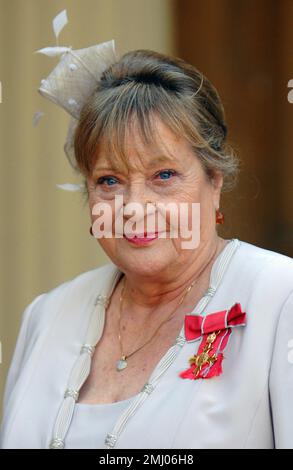 File photo dated 18/10/2007 of Sylvia Syms, centre, with actor daughter ...