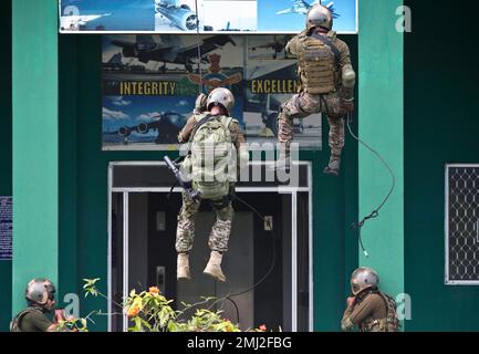 Indian Air Force's Garud commandos display their skills during an event ...