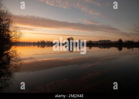 Sunrise reflections on the River Trent at Colwick Park in Nottingham ...
