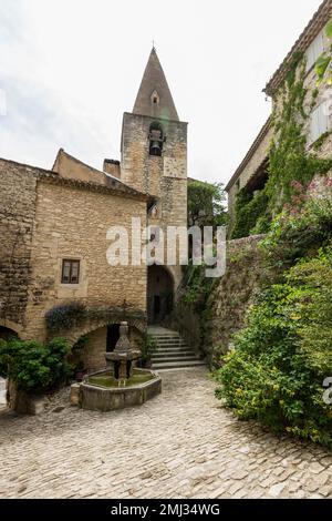 Crestet Village in the Vaucluse department, Provence-Alpes-Côte d'Azur ...