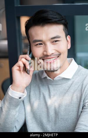 Young men who use mobile phones Stock Photo - Alamy