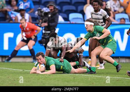 Eve Higgins of Ireland scores a try during the HSBC Sydney Sevens women ...
