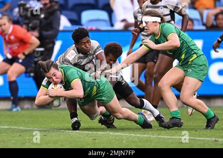 Eve Higgins of Ireland scores a try during the HSBC Sydney Sevens women ...