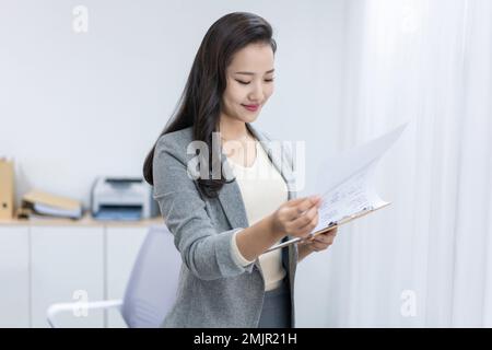 Ms business documents in the office Stock Photo - Alamy