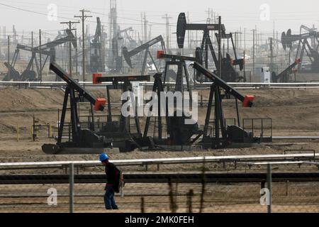 Kern River Oil Field in Bakersfield, the oil field is the third largest ...