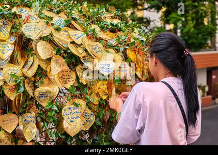 Thai buddhist golden leaves with wishes tied to Bodhi tree Stock Photo ...