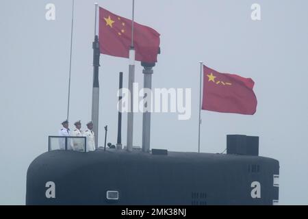 --FILE--Chinese PLA (People's Liberation Army) soldiers salute during ...