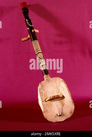 INSTRUMENTO MUSICAL ARABE-GEMBRI Stock Photo - Alamy