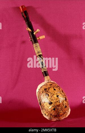 INSTRUMENTO MUSICAL ARABE-GEMBRI Stock Photo - Alamy