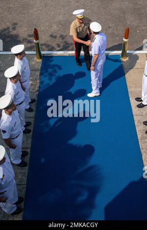 Brig. Gen. Len "Loni" Anderson, right, commanding general of 4th Marine ...