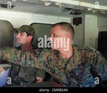 Brig. Gen. Len "Loni" Anderson, left, commanding general of 4th Marine ...
