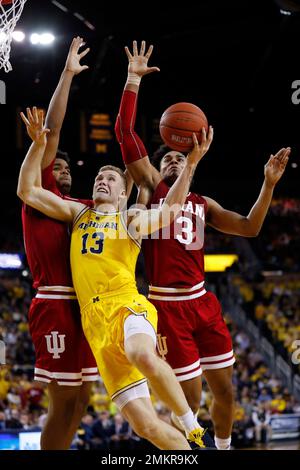 Michigan forward Ignas Brazdeikis (13) drives around Florida guard ...