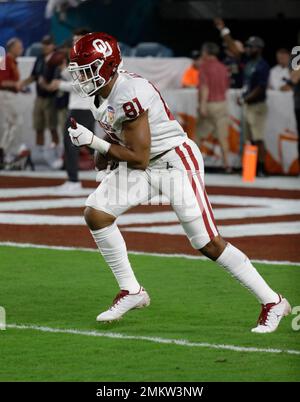 Oklahoma tight end Brayden Willis runs a drill at the NFL football ...