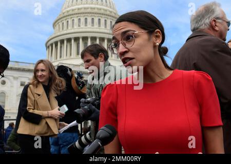 Alexandria Ocasio-Cortez marching in New York City Puerto Rican Day ...