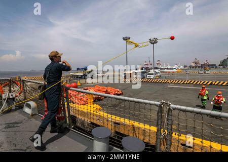 MANILA BAY (Sept. 13, 2022) Sailors secure a mooring line on the flight ...