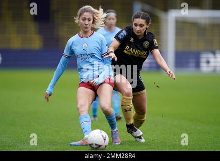Manchester City's Laia Aleixandri battles for the ball with Manchester ...