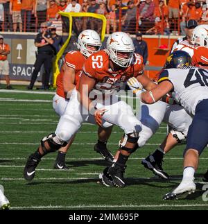Texas offensive lineman Samuel Cosmi (52) prepares to block against ...