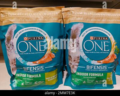 purina one dry cat food in a supermarket Stock Photo - Alamy