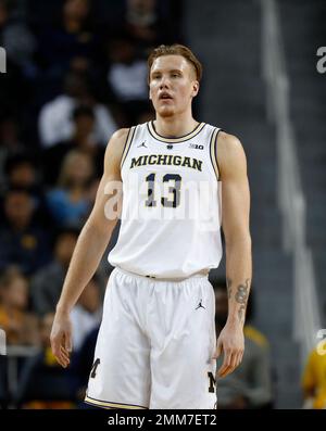 Michigan forward Ignas Brazdeikis (13) drives around Florida guard ...