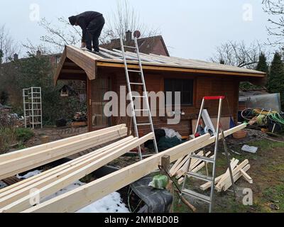 Lattung und Konterlattung auf dem Dach eines Gartenhauses Stock Photo ...