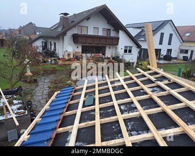Lattung und Konterlattung auf dem Dach eines Gartenhauses Stock Photo ...