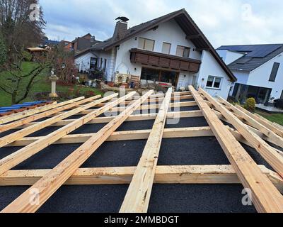 Lattung und Konterlattung auf dem Dach eines Gartenhauses Stock Photo ...