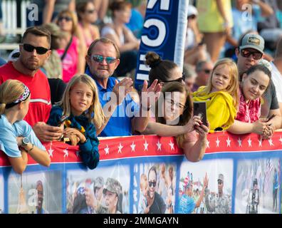 Spectators cheer on runners at the 2022 TCS New York City Marathon on ...