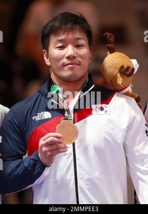 Gold medals Korea's Hyo Chul Cho with his daughter poses to ...