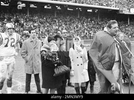 Jim Ringo, center for the Philadelphia Eagles poses with a horseshoe as ...