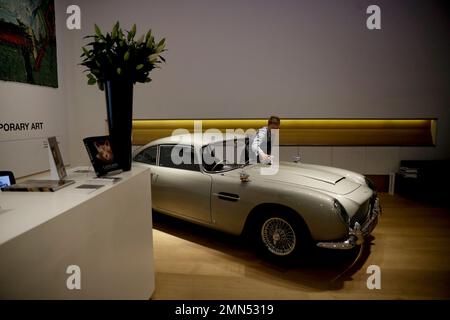 pierce brosnan, goldeneye, 1995 Stock Photo - Alamy