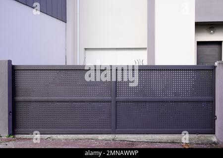 portal door modern aluminum large car gate of house in street view ...