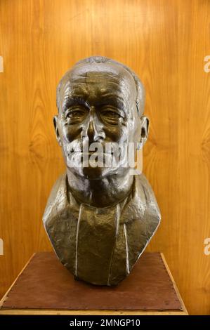 Büste von Friedrich Wolf im Friedrich-Wolf-Theater in Eisenhüttenstadt ...