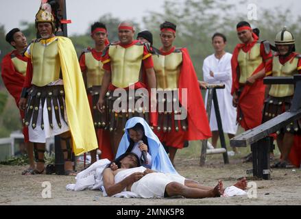Filipino Catholic devotees participate in the marathon chanting of the ...